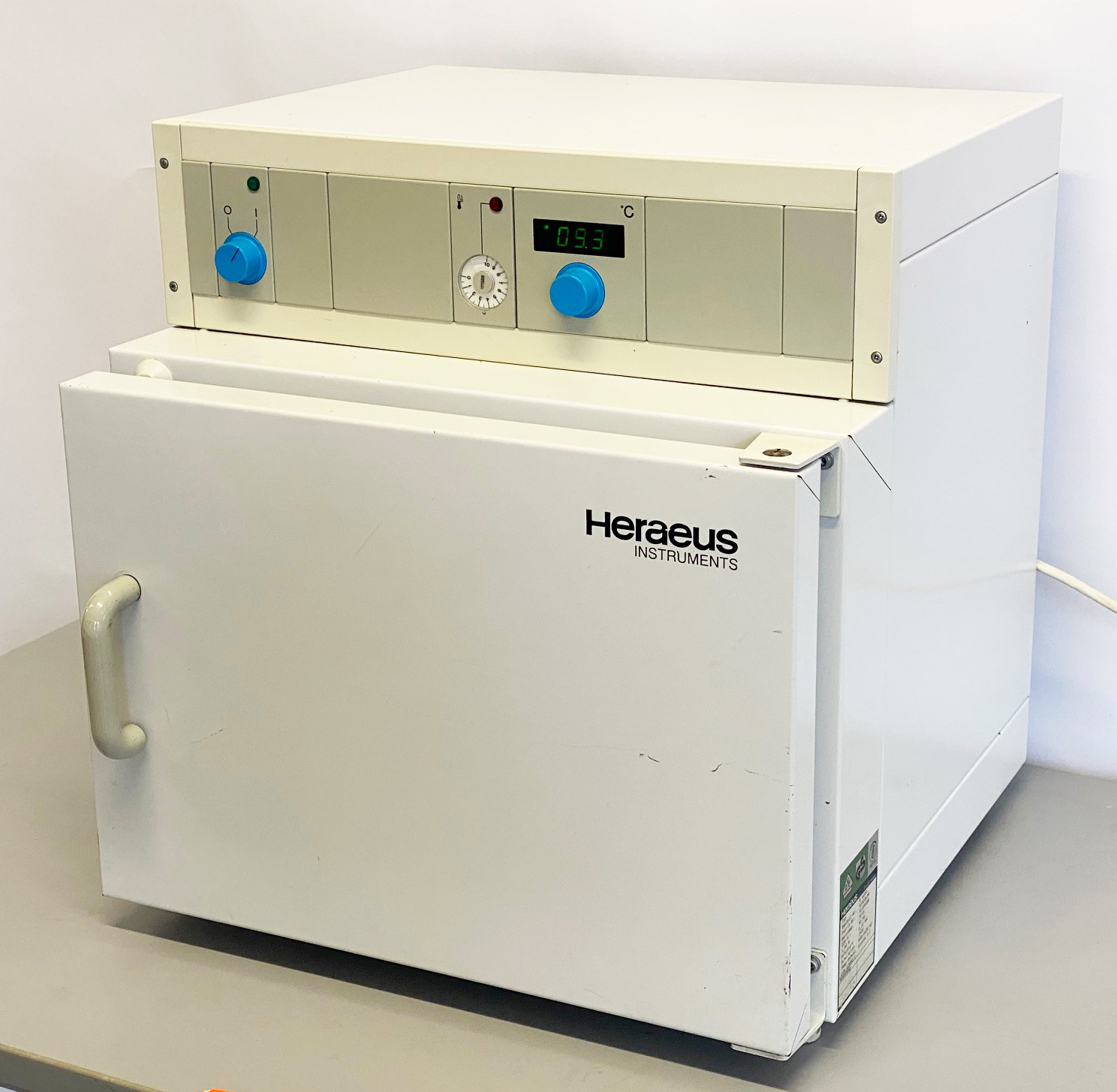 labstuff.eu - Heraeus B6030 Incubator, 70°C, 30 Liters of Volume