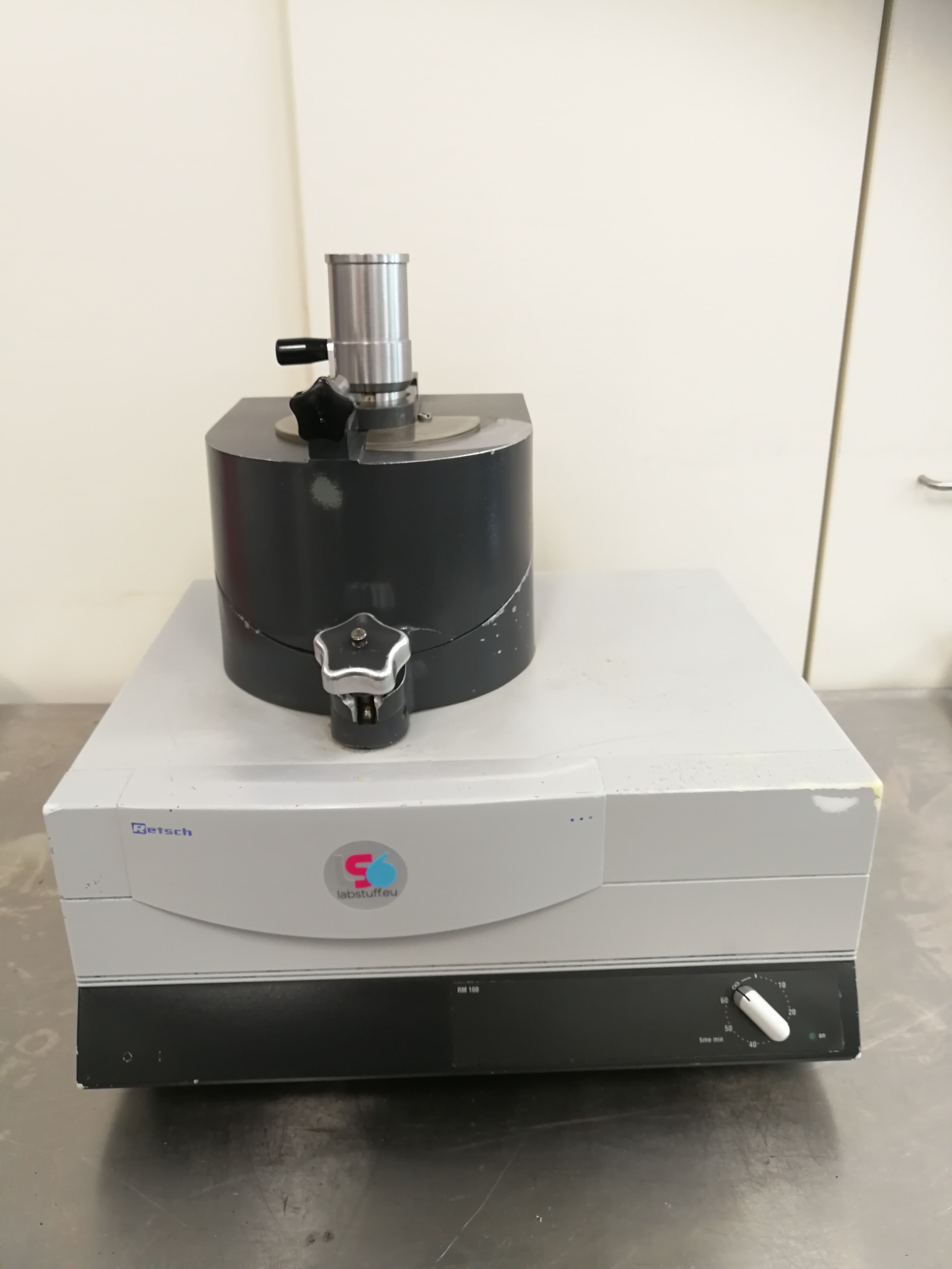 labstuff.eu - Retsch RM100 mortar grinder with agate pestle, without agate mortar