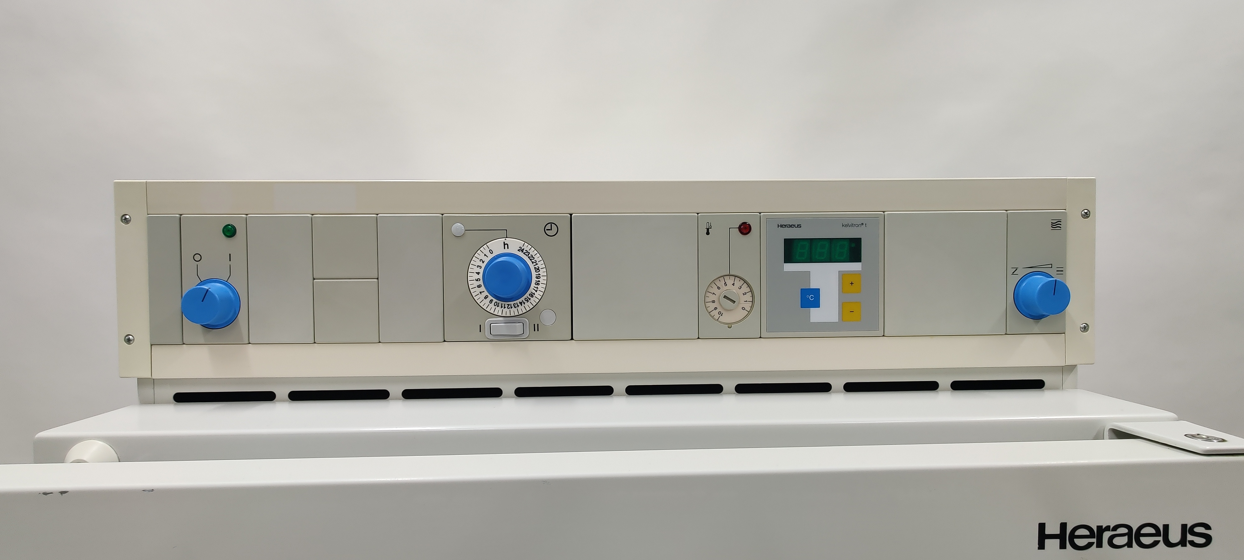 labstuff.eu - Heraeus B 6420 incubator, 70°C