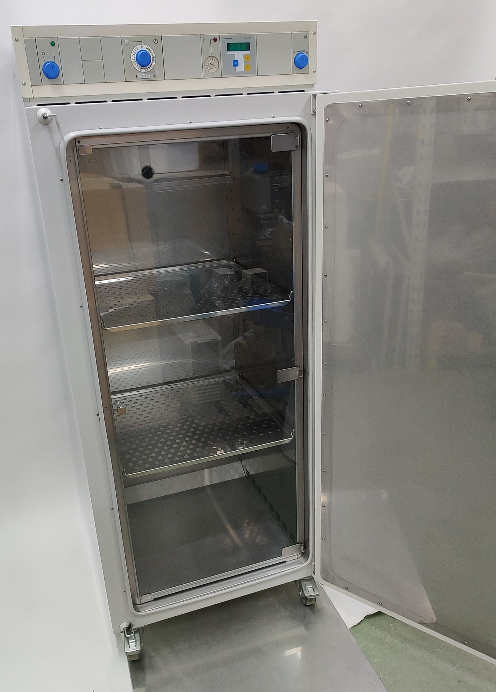 labstuff.eu - Heraeus B 6420 incubator, 70°C
