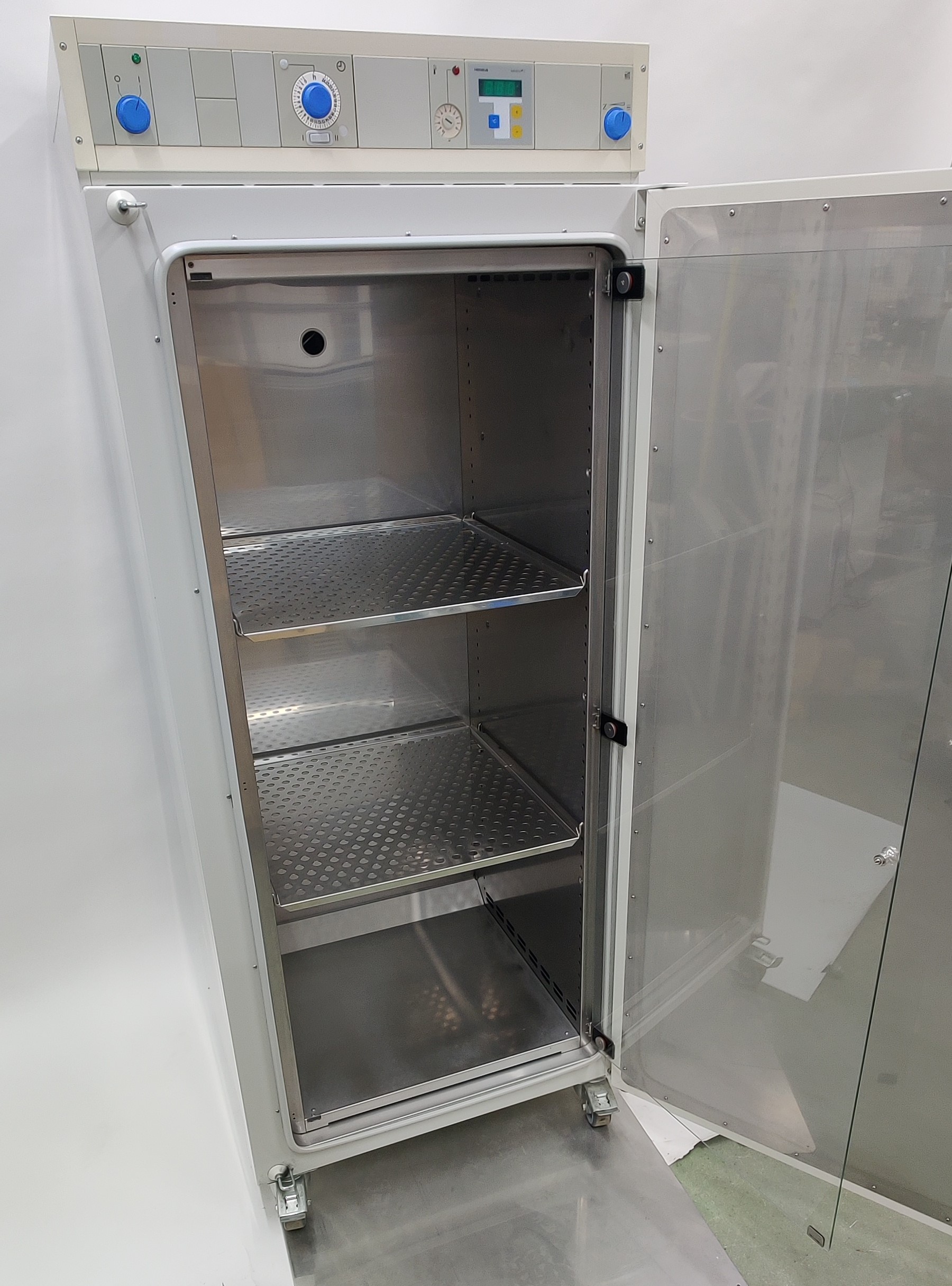 labstuff.eu - Heraeus B 6420 incubator, 70°C