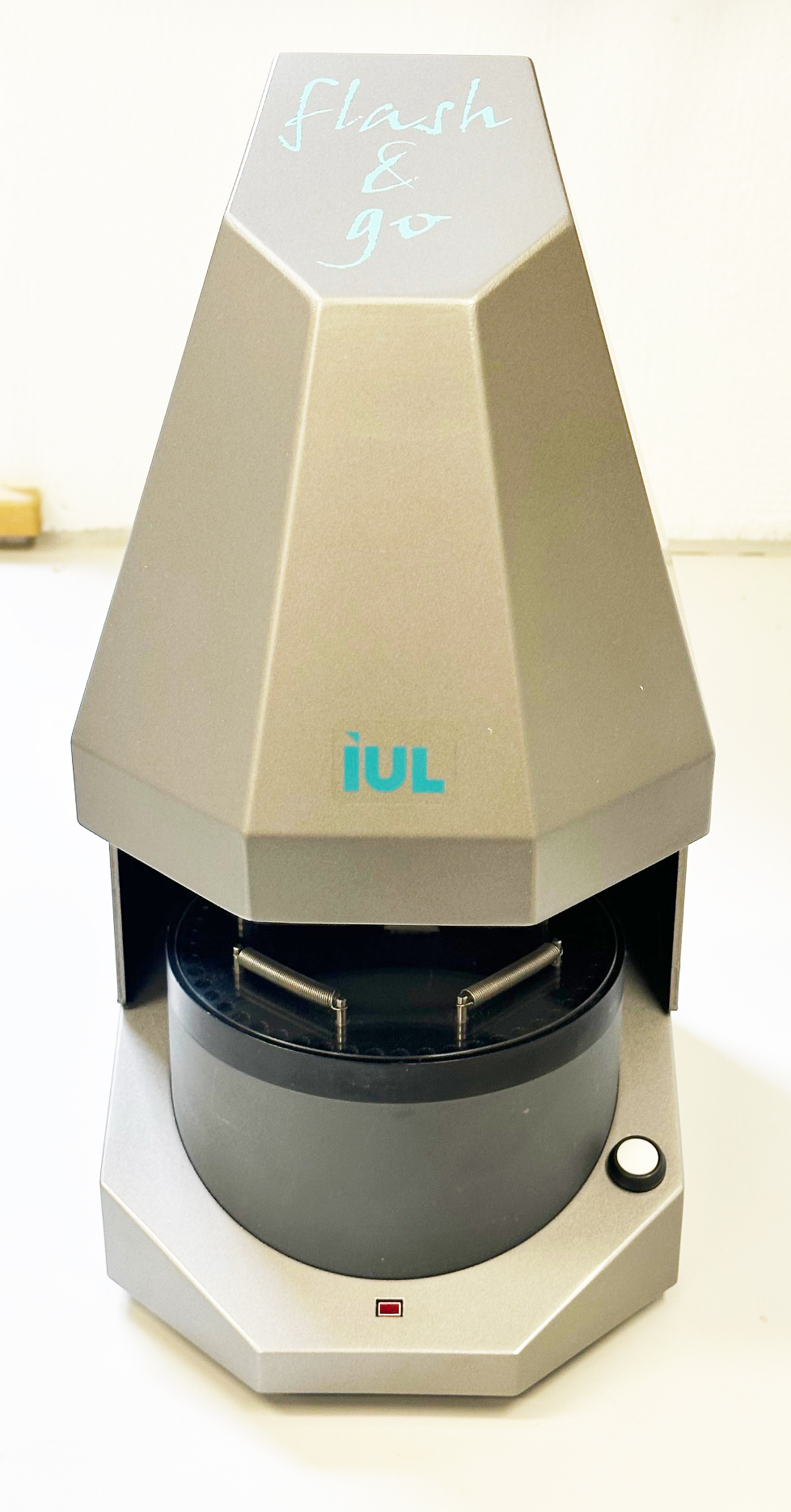 labstuff.eu - IUL Flash & Go Automatic Colony Counter