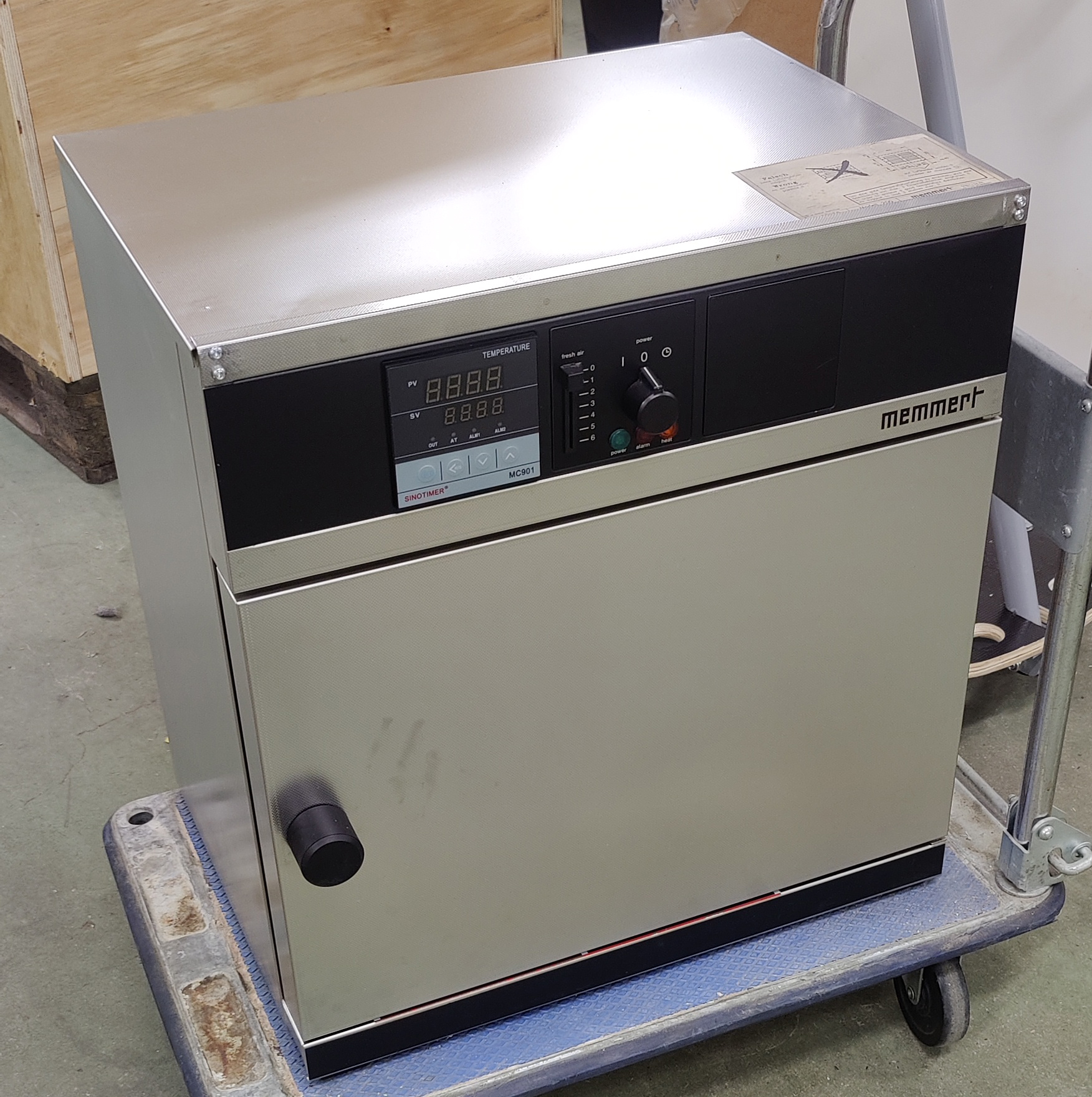 labstuff.eu - Memmert UM200 Oven, 220°C, 32L