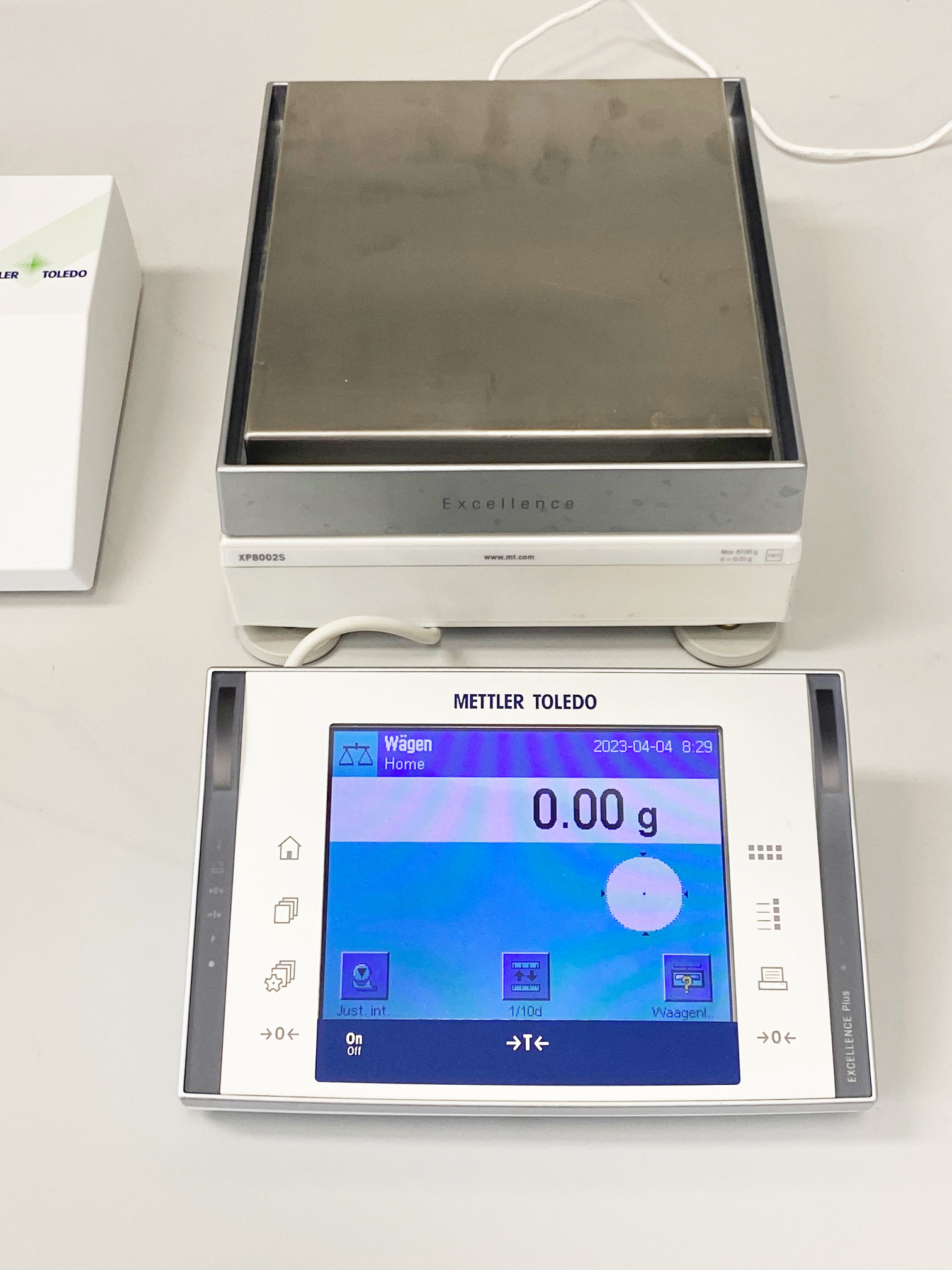 labstuff.eu - Mettler XP8002S Precision Balance, max 8000g, d=0,01g ...