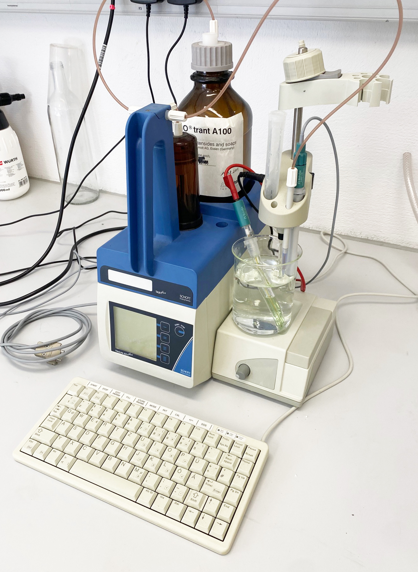 labstuff.eu - Schott Titroline alpha plus with TA20 attachment, stirrers, Electrodes, Keyboard, etc