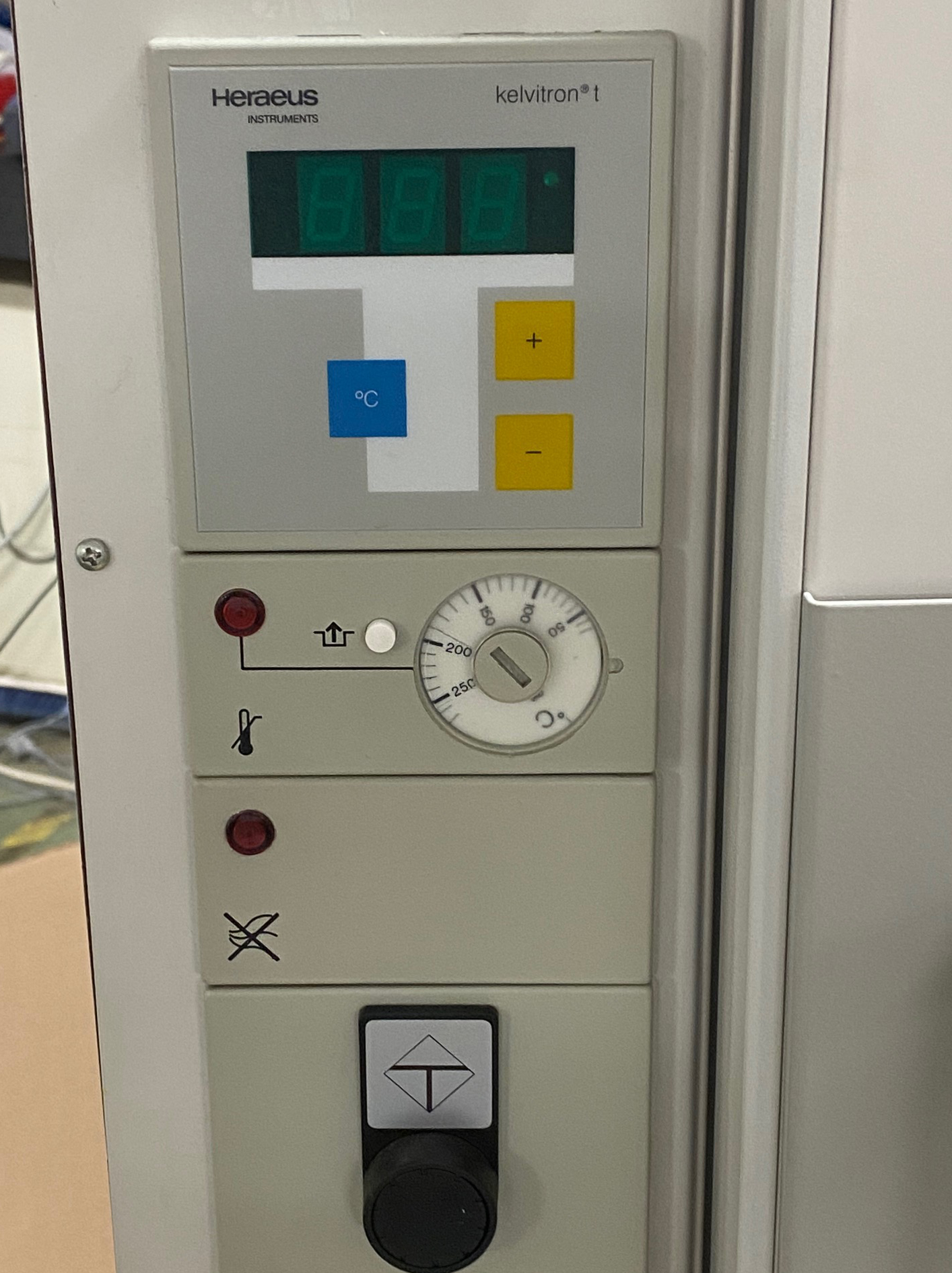 labstuff.eu - Labor-Trockenschrank Heraeus LUT 6050 für Lacke und ...